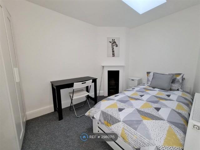 High Street, Cheltenham GL50, Room to rent, £450 pcm | PrimeLocation