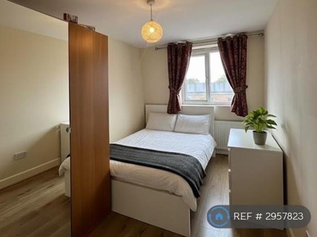 High Street Colliers Wood, London, SW19 2 bed flat to rent £1,700 pcm £392 pw