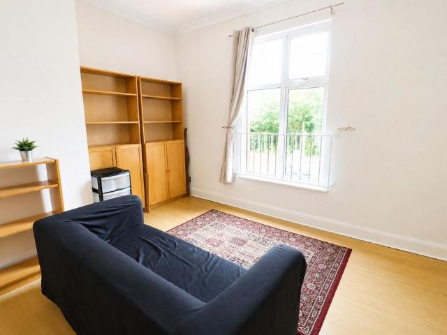 High Street, Colliers Wood, London, SW19 2 bed flat to rent £1,700 pcm £392 pw