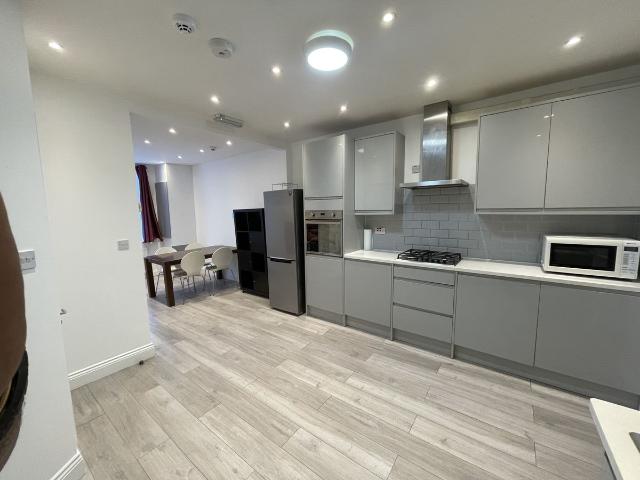High Street Colliers, London SW19, 3 bed flat to rent, £2,500 pcm | PrimeLocation