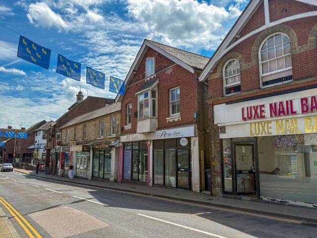 High Street, Crowborough TN6, 2 bed flat to rent, £1,100 pcm | PrimeLocation