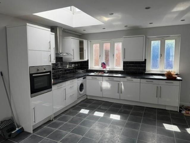 High Street, Crowborough TN6, 2 bed flat to rent, £1,100 pcm | PrimeLocation
