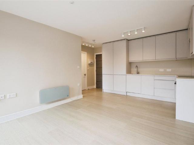 High Street, Crowthorne, Berkshire, RG45 1 bed apartment to rent £1,240 pcm £286 pw