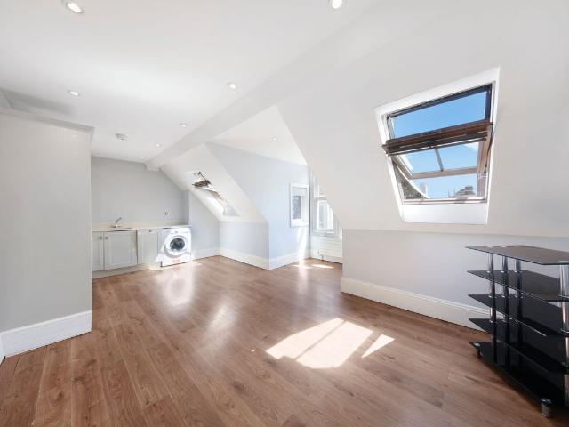 High Street, Croydon CR0, 1 bed flat to rent, £1,350 pcm | PrimeLocation