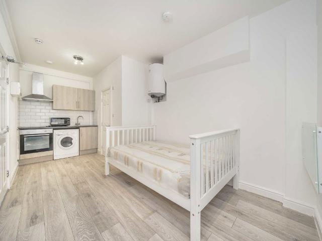 High Street, Croydon CR0, Studio to rent, £995 pcm | PrimeLocation