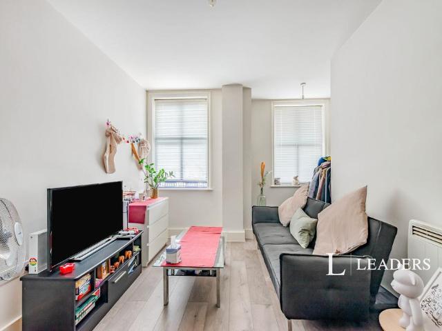 High Street, Crawley, RH10 1 bed flat to rent £1,150 pcm £265 pw