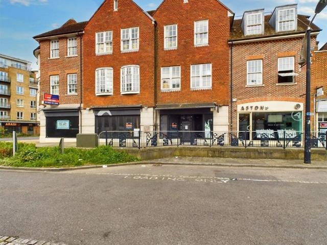 High Street, Crawley RH10, 1 bed flat to rent, £1,250 pcm | PrimeLocation