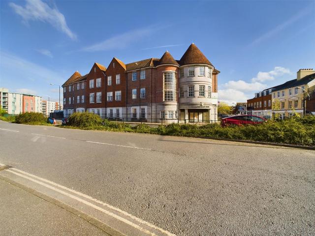 High Street, Crawley RH10, 1 bed flat to rent, £1,250 pcm | PrimeLocation