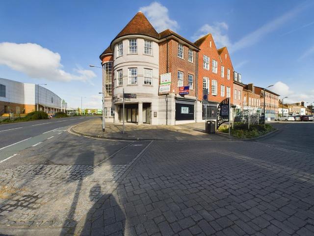 High Street, Crawley RH10, 1 bed flat to rent, £1,250 pcm | PrimeLocation