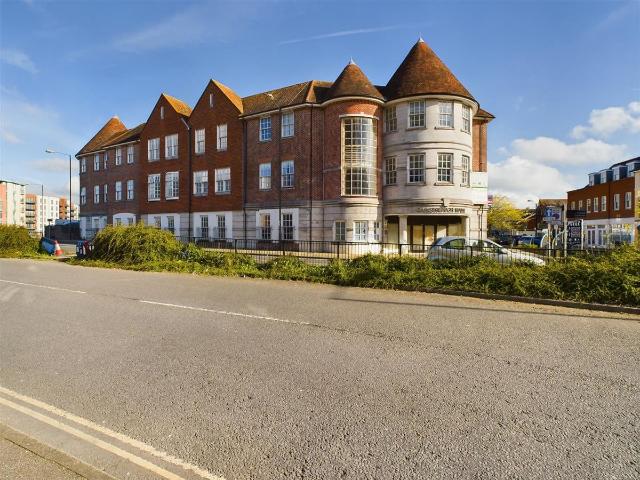 High Street, Crawley RH10, 2 bed flat to rent, £1,495 pcm | PrimeLocation