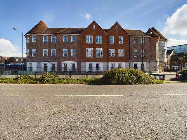 High Street, Crawley RH10, 2 bed flat to rent, £1,500 pcm | PrimeLocation