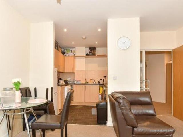 High Street, Crawley, 2 Bedroom Apartment