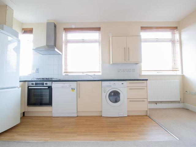 High Street, Cranleigh GU6, 1 bed flat to rent, £1,000 pcm | PrimeLocation
