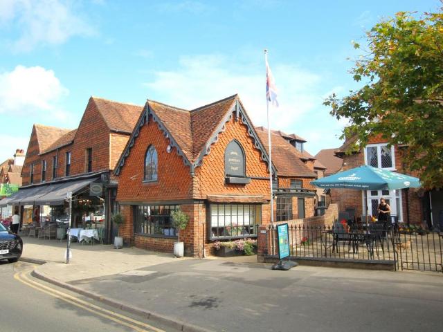 High Street, Cranleigh, GU6 1 bed flat to rent £1,295 pcm £299 pw