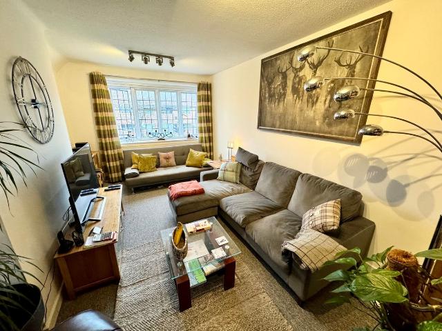High Street, Cranleigh, Surrey GU6, 2 bed flat to rent, £1,425 pcm | PrimeLocation