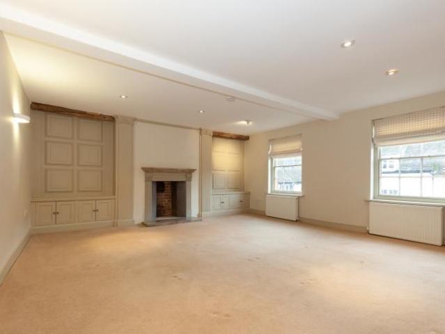 High Street, Dorchester 2 bed end of terrace house to rent £2,150 pcm £496 pw