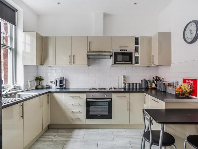 HIGH STREET, DORKING, RH4 2 bed apartment to rent £1,450 pcm £335 pw