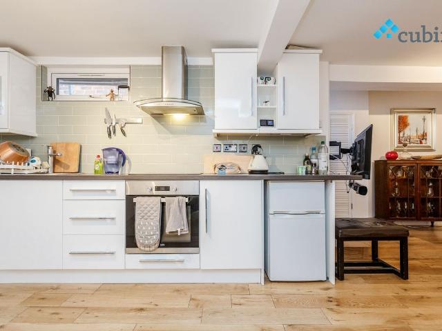 High Street Dorking RH4, 2 bed flat to rent, £1,300 pcm | PrimeLocation