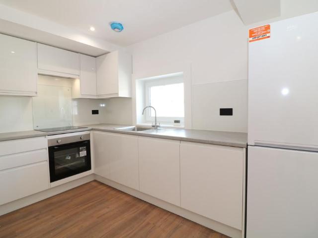High Street, Dorking 1 bed flat to rent £1,450 pcm £335 pw