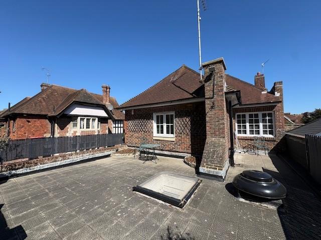 High Street, Eastbourne, BN21 2 bed flat to rent £1,450 pcm £335 pw