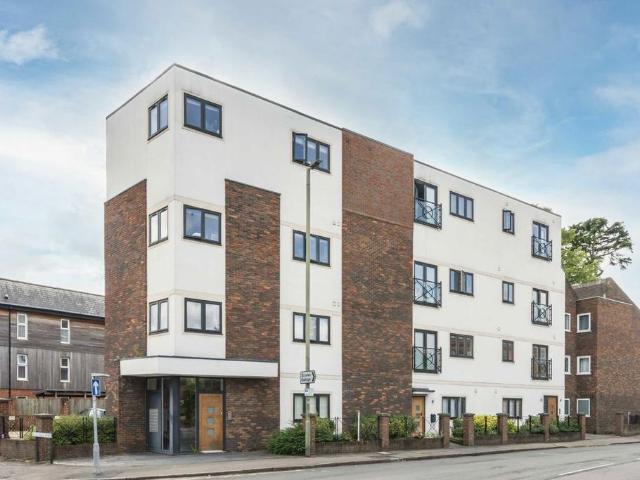 High Street, Egham TW20 2 bed flat to rent £1,495 pcm £345 pw