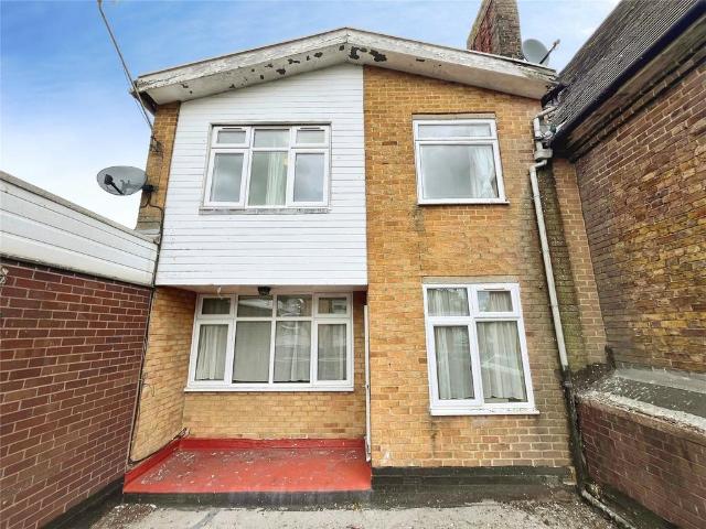 High Street, Egham, Surrey, TW20 3 bed maisonette to rent £1,700 pcm £392 pw