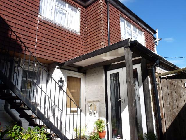 High Street, Edenbridge TN8, 2 bed flat to rent, £1,350 pcm | PrimeLocation