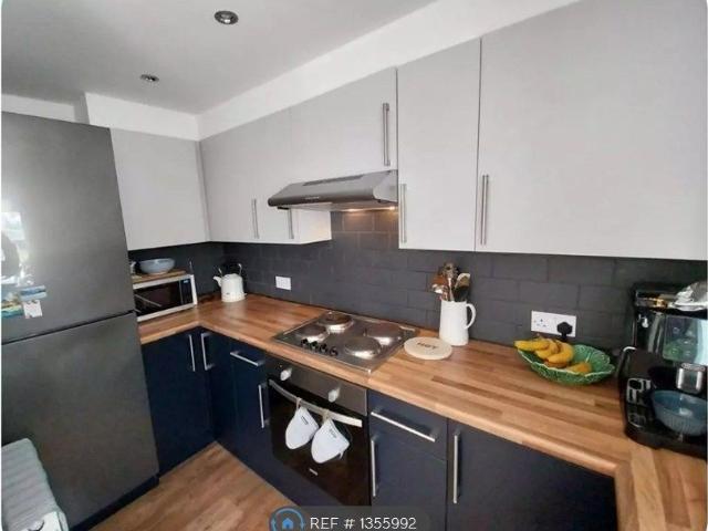 High Street, Edenbridge TN8, 2 bed maisonette to rent, £1,350 pcm | PrimeLocation