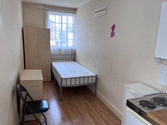 High Street, Edgware HA8, Studio to rent, £700 pcm | PrimeLocation