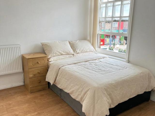 High Street, Edgware HA8, Studio to rent, £1,100 pcm | PrimeLocation