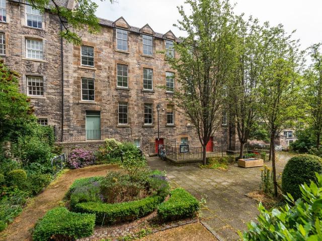 High Street, Edinburgh EH1, 5 bed flat to rent, £3,750 pcm | PrimeLocation