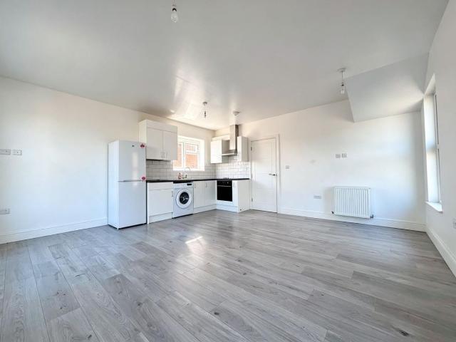 High Street EN8, 1 bed flat to rent, £1,400 pcm | PrimeLocation
