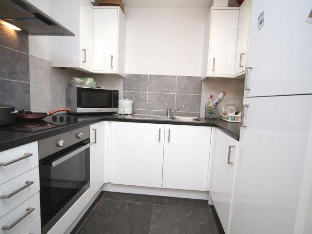 High Street, Epsom KT19 1 bed flat to rent £1,295 pcm £299 pw