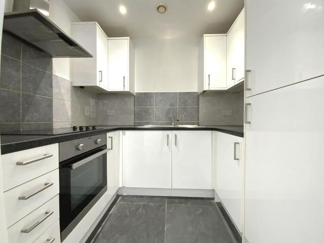 High Street, Epsom KT19 1 bed flat to rent £1,295 pcm £299 pw