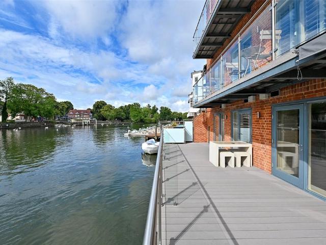 High Street, Eton, Windsor. 3 bed duplex to rent £6,500 pcm £1,500 pw