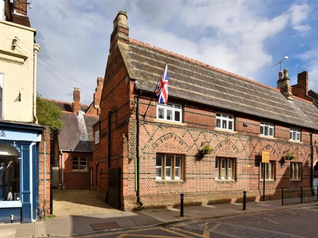 High Street, Eton, Windsor. 4 bed end of terrace house to rent £3,250 pcm £750 pw