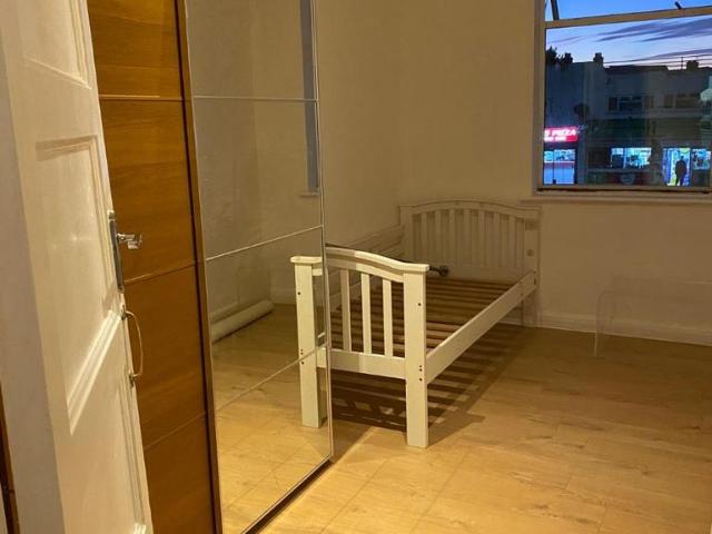 High Street, Feltham TW13 2 bed apartment to rent £1,750 pcm £404 pw