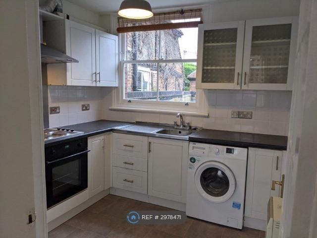 High Street, Godalming GU7, 2 bed flat to rent, £1,200 pcm | PrimeLocation