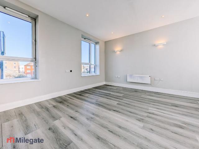 High Street, Gravesend DA11, 1 bed flat to rent, £1,050 pcm | PrimeLocation