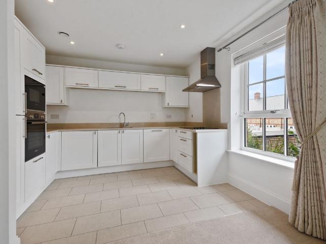 High Street, Great Missenden HP16, 2 bed flat to rent, £3,500 pcm | PrimeLocation