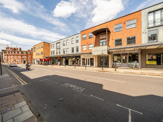High Street Guildford GU1 2 bed flat to rent £1,650 pcm £381 pw