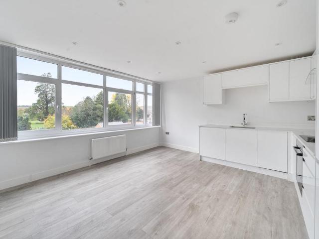 High Street, Hampshire GU34 1 bed flat to rent £1,175 pcm £271 pw