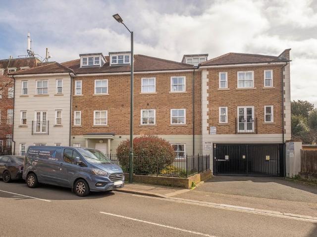 High Street Hampton TW12 1 bed flat to rent £1,375 pcm £317 pw