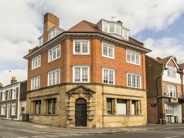 High Street, Hampton TW12 2 bed flat to rent £2,250 pcm £519 pw