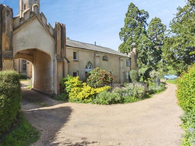 High Street Hadlow Castle, Tonbridge TN11, 3 bed end terrace house to rent, £2,500 pcm | PrimeLocation