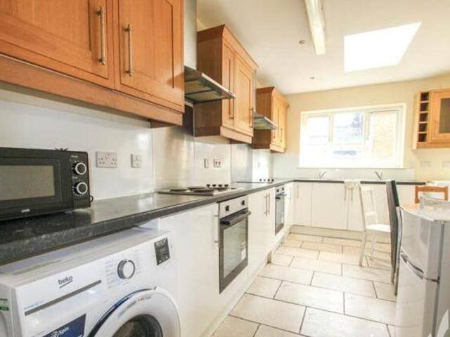 High Street,harlington,3 Bedroom House