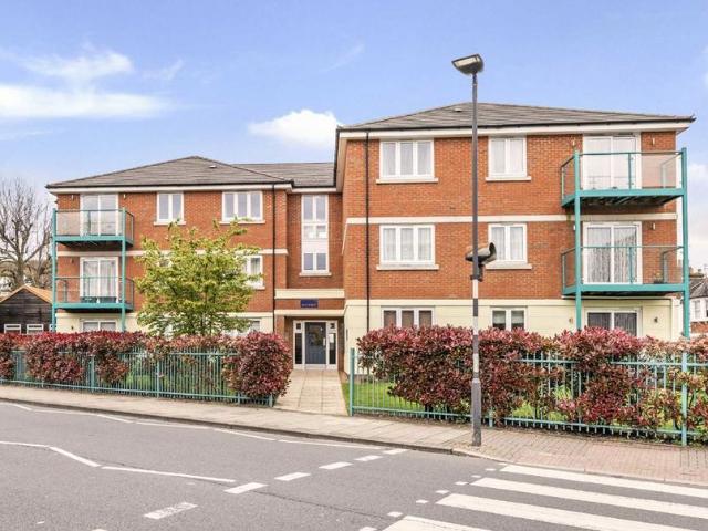 High Street, Harrow HA3 2 bed flat to rent £1,850 pcm £427 pw