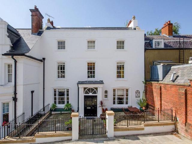 High Street, Harrow on the Hill. 4 bed maisonette to rent £3,000 pcm £692 pw