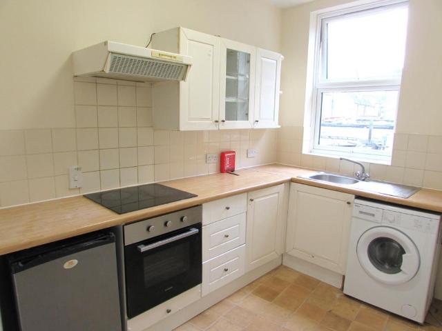 High Street, Harrow Wealdstone. 2 bed flat to rent £1,800 pcm £415 pw
