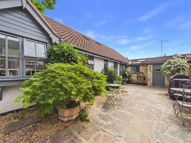 High Street, Hemingford Grey 4 bed house to rent £2,250 pcm £519 pw